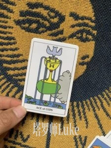 圣杯一（正位/逆位）牌面意思解读【5大细节】-塔罗牌占卜师Luke